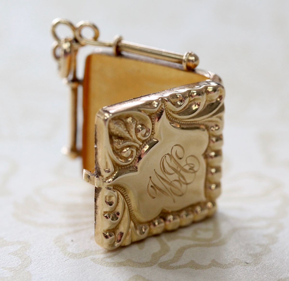 VICTORIAN ERA ~ Locket – Fancy Flea Antiques